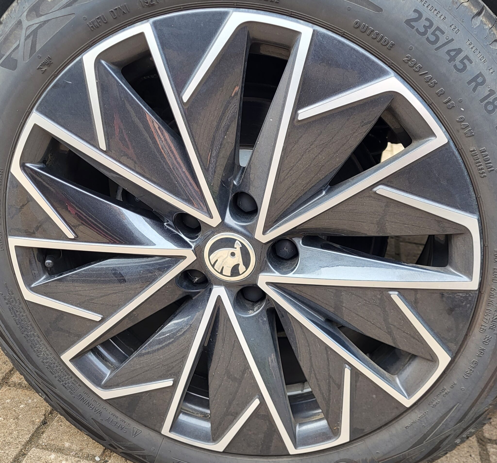 SKODA SUPERB DARK GRAPHITE METALLIC (24-00-321) - Wheel Paints